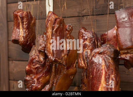 Le séchage de la viande fumée dans le fumoir, campagne, maison Photo ...