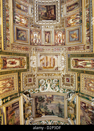 La Pigna est une grande pomme de pin en bronze située dans les musées ...