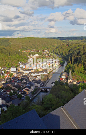 Notre Rivière et château de Vianden, Vianden, Luxembourg Photo Stock ...