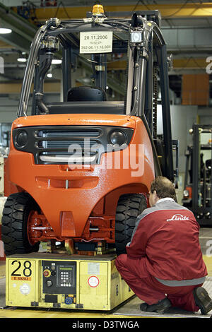Le personnel de l'assemble Linde carrosserie moteur à Aschaffenburg ...