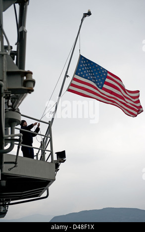 Les marins à bord de l’USS Bonhomme Richard (LHD 6) gèrent les lignes d ...
