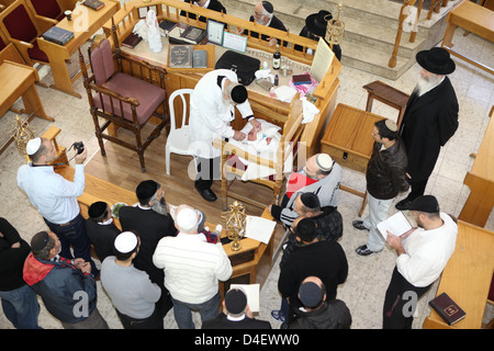 La cérémonie de la circoncision - Brit Mila le mohel effectue le rite ...