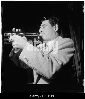 Portrait de Ray Anthony, un chef d'orchestre américain de premier plan ...