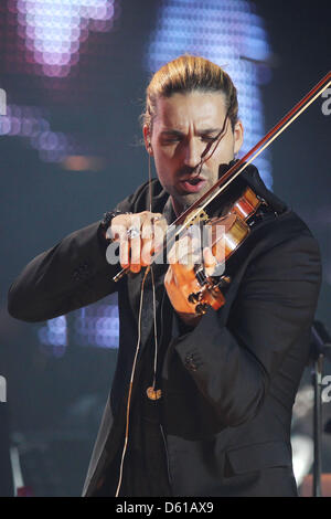 Le violoniste David Garrett est représenté sur scène pendant le premier ...