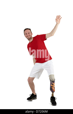 Jeune homme avec prothèse de jambe debout tout en tenant le skateboard ...