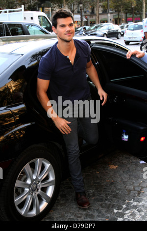 Taylor Lautner, signe des autographes pour les fans lors d'un meet and ...