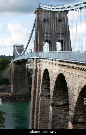 Une vue sur le célèbre pont suspendu de Menai reliant le pays de Galles ...