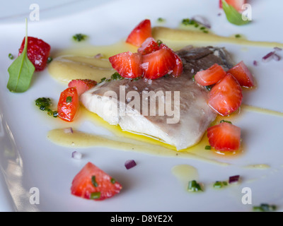 Plat de poisson gastronomique nouvelle cuisine Photo Stock - Alamy