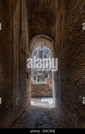 Détail intérieur de l'amphithéâtre du Colisée, Rome, Italie. Construit ...
