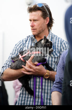 Dean Mcdermott détient Juliet le doyen Mcdermott Chèvre et Tori ...