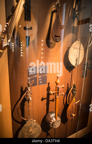 Exposition avec des instruments de musique traditionnels tels que des ...