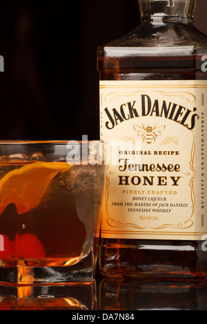 Close-up de Jack Daniels & bouteille avec étiquette de boîte de coca ...