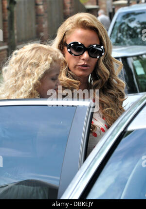 Katie Price, alias Jordan, porte sa fille Princess Tiaamii comme elle ...