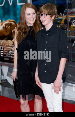 Julianne Moore, Caleb Freundlich aux arrivées de Crazy, Stupid, Love ...