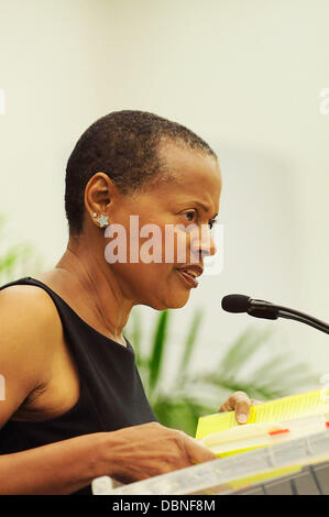 L'auteur Sapphire (Ramona Lofton) signe des copies de son nouveau livre ...