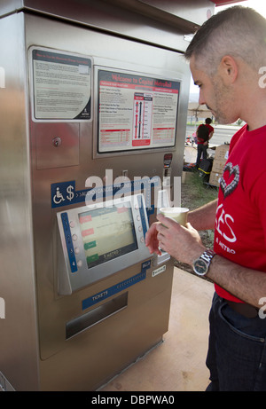 Matin utilise le ticket de banlieue Metro-Rail paiement kiosque au ...