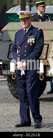 Le général François Lecointre (L) et le général Bruno le Ray ...