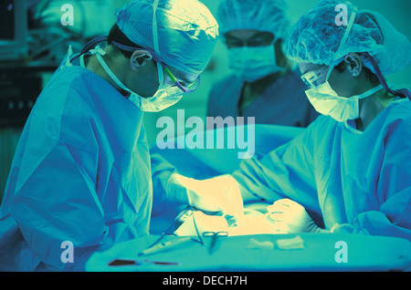 Hernie. Surgeons performing la chirurgie pour réparer une hernie ...