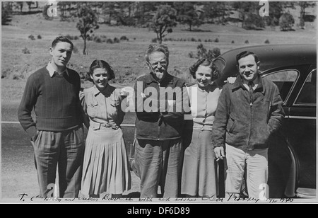 Leon Trotsky et les admirateurs américains, Mexique. Trotsky pose avec ...