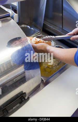 Susan Tierney prépare un rouleau de homard à l'intérieur de la cuisine ...
