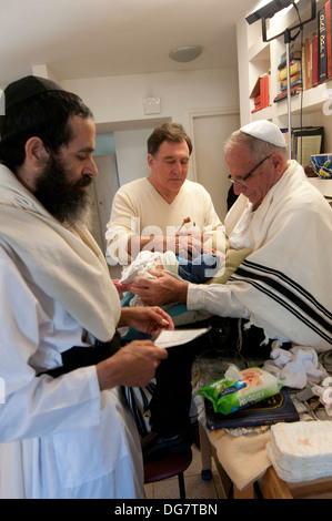 La cérémonie de la circoncision - Brit Mila le mohel au travail Photo ...
