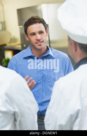 Gérant de restaurant à parler avec un chef professionnel. Cafe ...