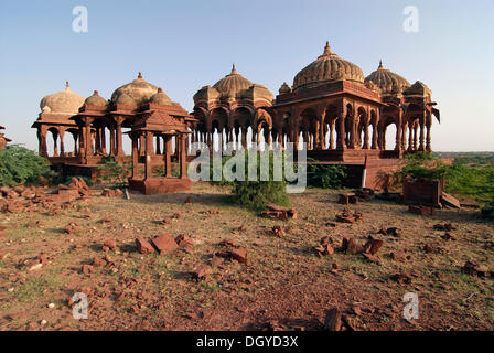 Chhatris, tombe monuments dans le cimetière de la Maharajas de Pokaran ...