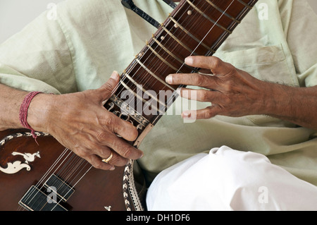 Instruments de musique classique indienne sitar tabla Photo Stock - Alamy