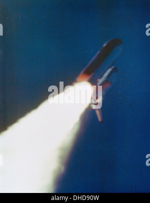 La navette spatiale Challenger se soulève de son plateau de lancement ...