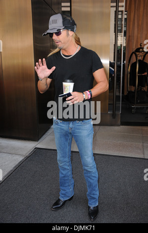 Le leader du groupe Poison Brett Micheals pose pour les photographes ...