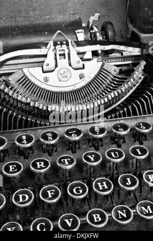 Machine à écrire ancienne avec touches QWERTY traditionnelles.Avant la ...