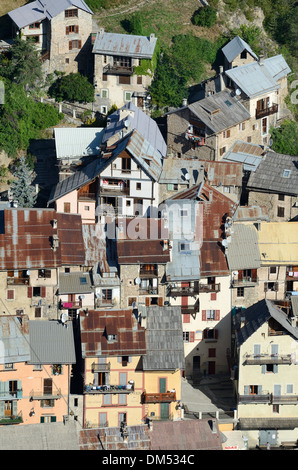Vue aérienne de Péone ou Peone village alpin et la vallée du Var et le ...