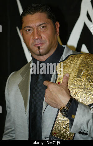 Jun 21, 2005, à Las Vegas, NV, USA ; champion WWE BATISTA pose avec sa ...