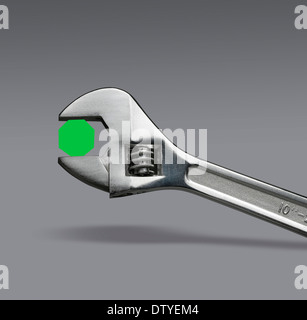 Clé réglable serrer ou desserrer la vis avec holding ombre sur fond ...