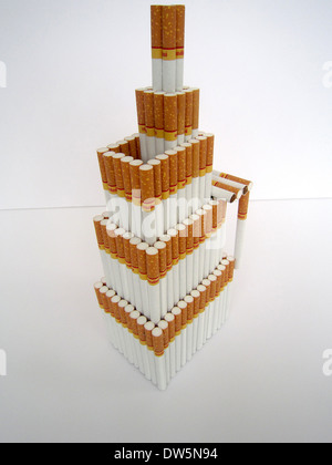La construction de modèles de cigarette Photo Stock - Alamy