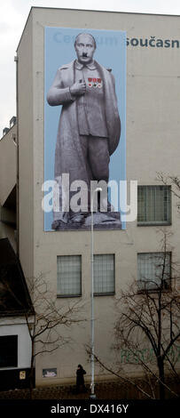 Protestation géant billboard avec caricature de Vladimir Poutine qui ...