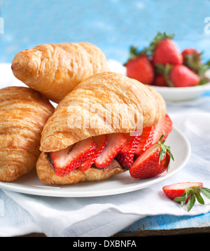 Des croissants frais avec de la confiture de fraise et pour le petit déjeuner Photo Stock - Alamy