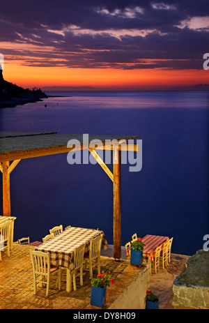 Tavern ('Takis') à Limeni, l'un des plus beaux villages de bord de la ...