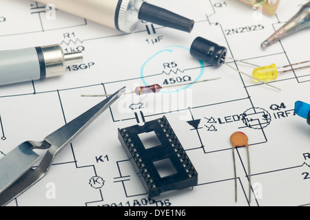 Le schéma de principe avec composants électroniques Photo Stock - Alamy