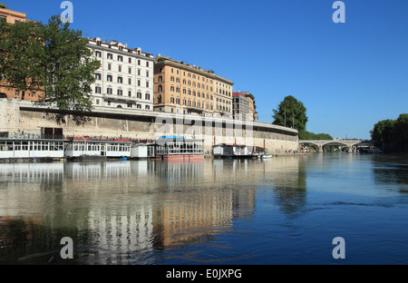Péniche sur le Tibre, Rome, Italie, Europe Photo Stock - Alamy