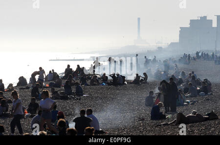La fumée des barbecues se répand à travers Hove beach en début de ...