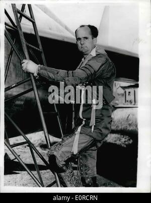 03 mars 1959 - le pilote d'essai perdu sort de la mer après avoir été ...