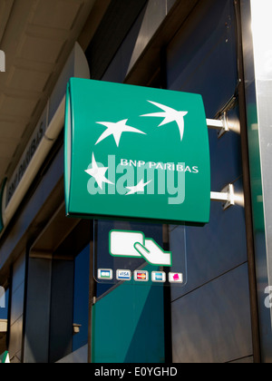 Logo de la banque BNP Paribas apposé sur un immeuble de la capitale ...