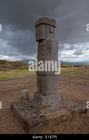 La Bolivie, Ruines de Tiahuanaco, statue, Temple monolithe Ponce ...