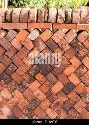 Mur de brique rouge. Des briques rouges empilés forment le mur. Les ...