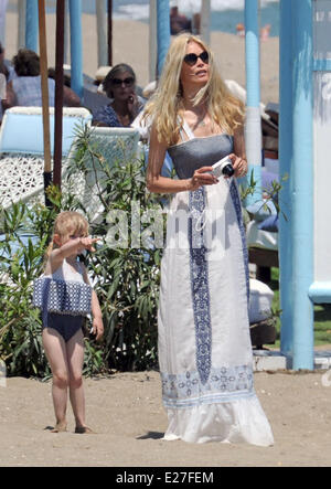 Modèle allemand Claudia Schiffer, son mari Matthew Vaughn et leurs ...