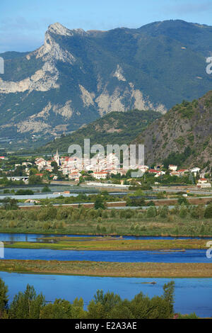 France, Hautes Alpes, vallée de la Durance près de Mont Dauphin village ...