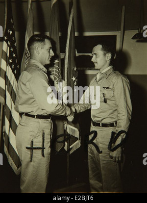 Cette photographie, conservée dans la collection du San Diego Air and ...