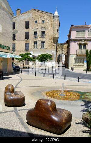 La France, l'Hérault, Bassan, place de la République, des jets d'eau ...