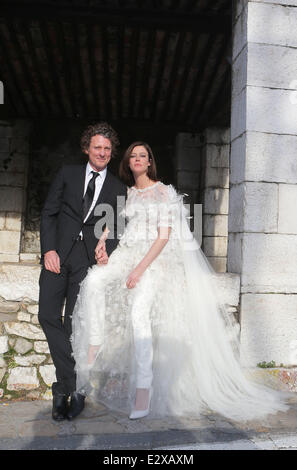 Anna Mouglalis et Vincent Rea le jour de leur mariage à Saint Paul de ...